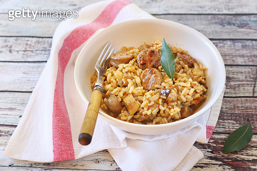 Italian cuisine. Piedmont risotto with cep mushrooms and sausages 이미지 ...
