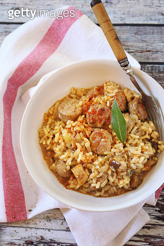 Italian cuisine. Piedmont risotto with cep mushrooms and sausages 이미지 ...