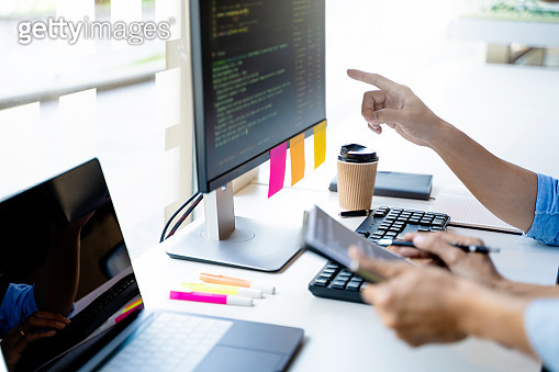 Software Developer Programmer Coding Data Technologies 이미지 1280185599 게티이미지뱅크