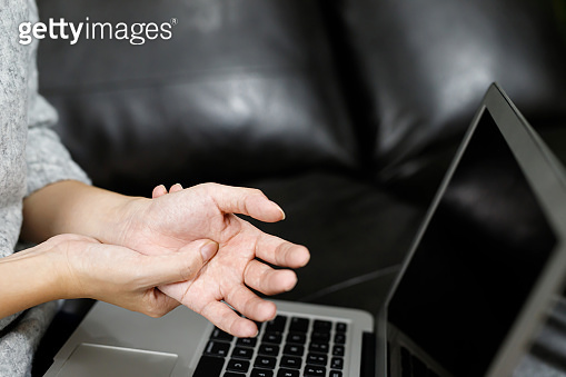 Hand pain women Muscle pain while working at the computer (1275820965 ...