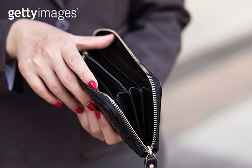 Woman hand open an empty wallet 이미지 (1255388653) - 게티이미지뱅크