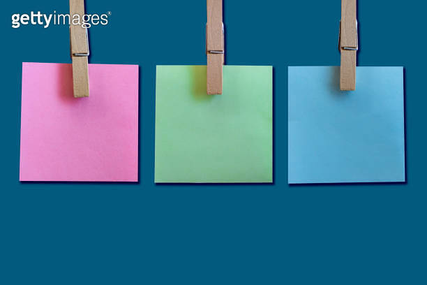 blank sticky note with clip hanging on blue wall with copy space 이미지 ...