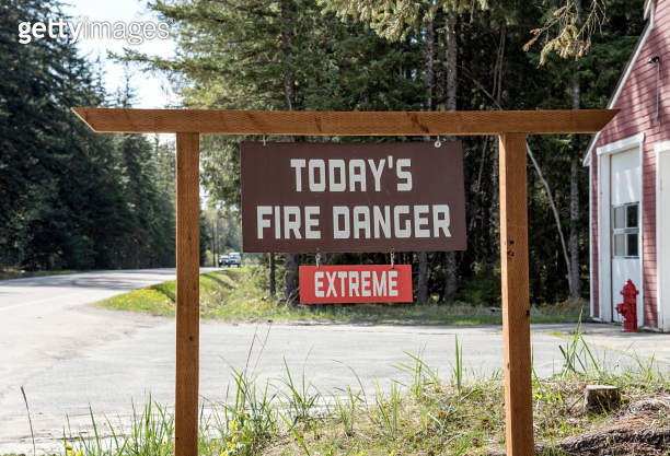 Extreme fire danger sign outside a rural fire department 이미지 ...