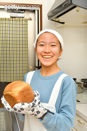 Japanese Girl Enjoys Baking Bread 이미지 1198777277 게티이미지뱅크 7863
