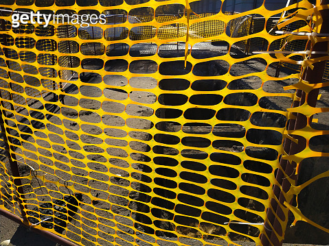 Yellow plastic mesh with fencing cells at a construction site. 이미지 ...