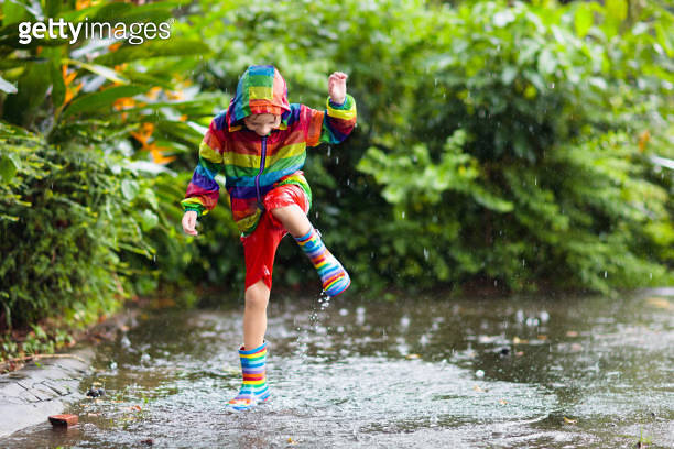 Kids in puddle in autumn rain. Waterproof wear (1234434067) - 게티이미지뱅크