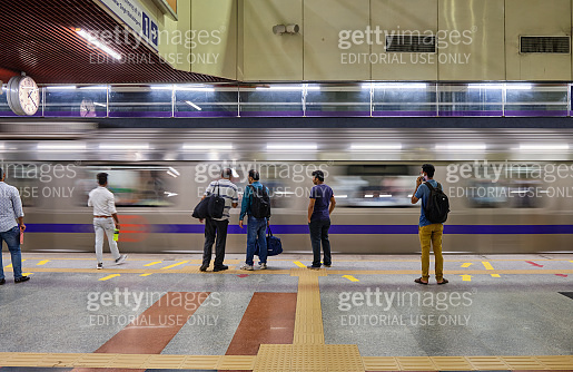 Train arrives to the platform of Delhi Metro station 이미지 (1287042736 ...