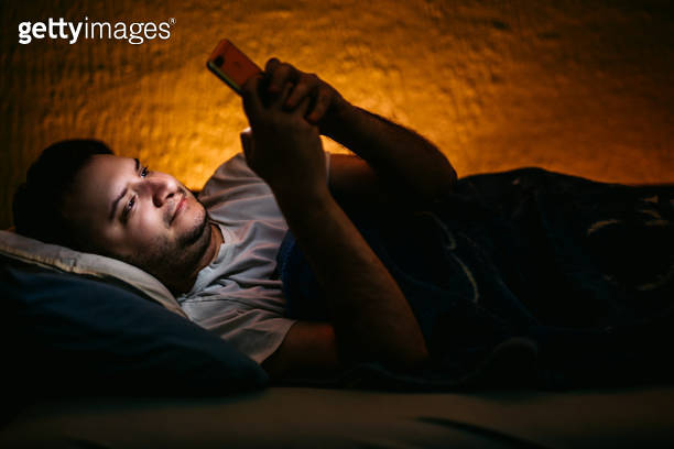 Man using phone before bedtime 이미지 (1224084616) - 게티이미지뱅크