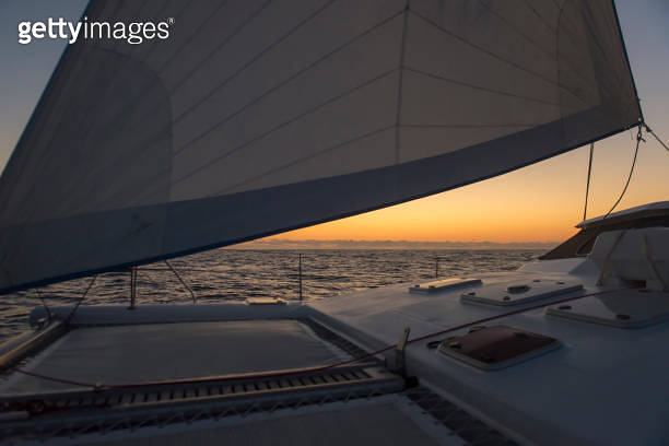 Sailing in Light winds as Dawn Breaks 이미지 (1197598112) - 게티이미지뱅크