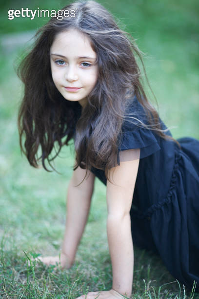 Portrait of a little girl 8 years old with long hair on a walk 이미지 ...
