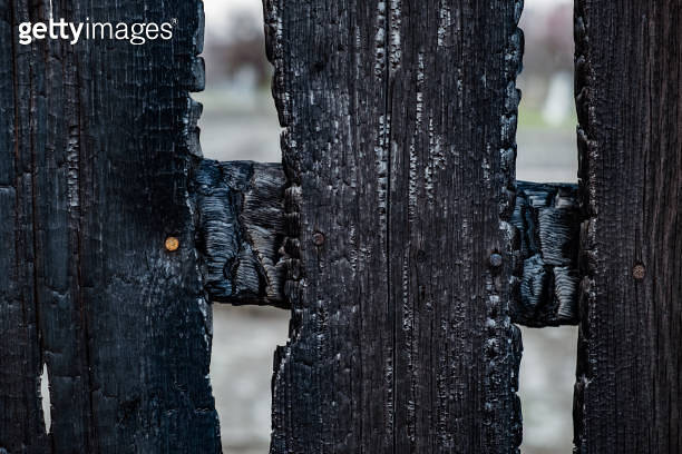 Burnt fence boards after a fire in a private house (1217118172) - 게티이미지뱅크