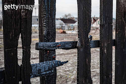 Burnt fence boards after a fire in a private house (1250050860) - 게티이미지뱅크