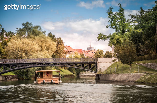Empty tourboat under the Hradecky Bridge, Ljubljana (1264677043) - 게티이미지뱅크