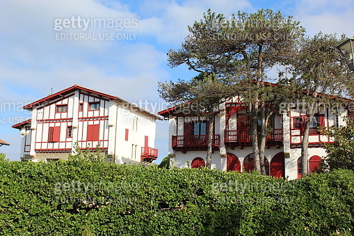 Traditional Basque houses near the shoreline of Hendaye, France 이미지 ...
