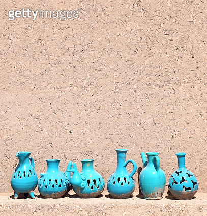 Traditional iranian souvenirs - colorful clay pots and jugs, Iran 이미지 ...