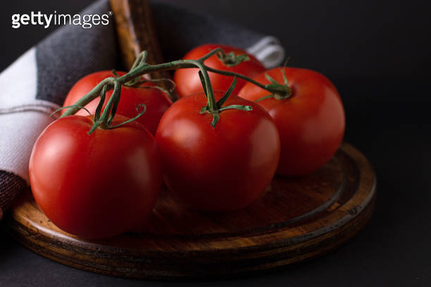 Tomato On A Vine 이미지 1283421404 게티이미지뱅크