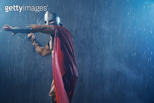 Muscular spartan in red cloak attacking. 이미지 (1204288243) - 게티이미지뱅크
