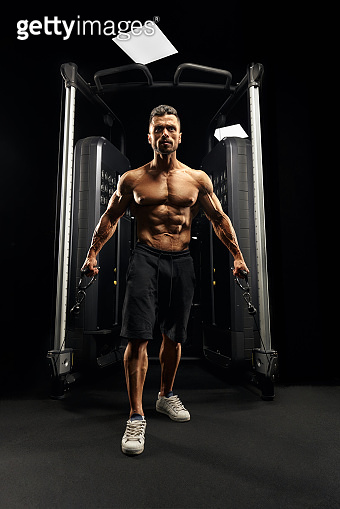 Muscular bodybuilder doing crossover cable exercise. 이미지 (1210141865 ...
