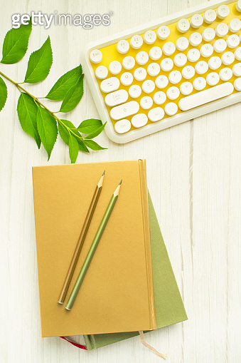 Yellow keyboard and writing instruments 이미지 (1279093947) - 게티이미지뱅크