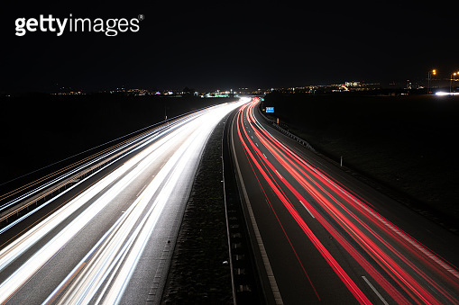 Highway light car trails leading from passing cars during night. 이미지 ...