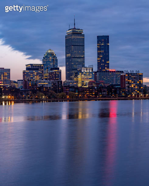 Blue hour cityscape buildings reflecting in water. 이미지 (1220822428 ...
