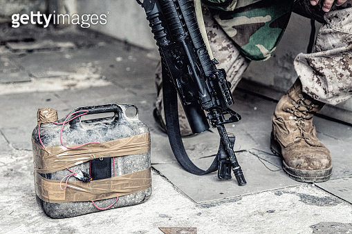 Soldier cuts wire on improvised explosive device 이미지 (1205420017) - 게티이미지뱅크
