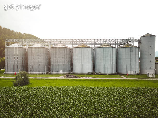 Side view of grain silos in the country side 이미지 (1277114824) - 게티이미지뱅크
