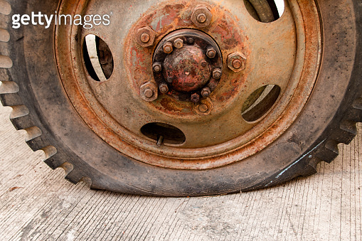 Rusty on the wheel car,vintage steel car wheel 이미지 (1287334774) - 게티이미지뱅크