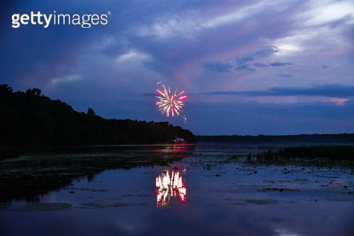 4th of July fireworks over a lake in Wisconsin 이미지 (1292004931) - 게티이미지뱅크