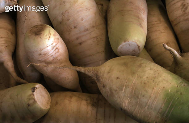 pile of korean moo radish for sale at a market (1280910800) - 게티이미지뱅크