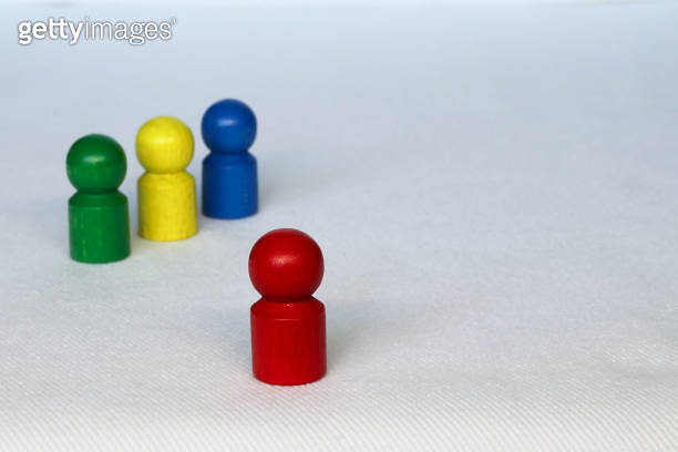 outsider or leader - game piece 이미지 (1206663747) - 게티이미지뱅크