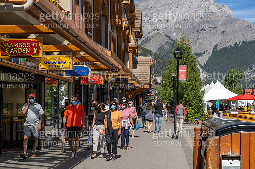 Street view of Banff avenue in 2020 summer time (1269780853) - 게티이미지뱅크