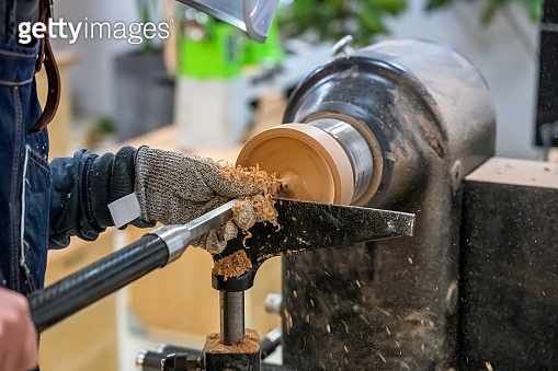 Carpenter Man is Trimming Surface of the Wooden Bowl. 이미지 (1268510228 ...