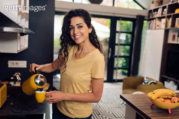 Portrait of a beautiful woman making herself morning coffee at home 이미지 ...