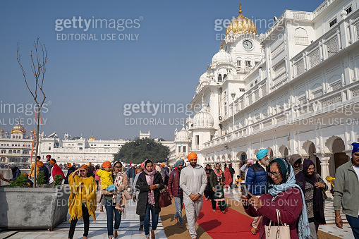 Crowds of people in the Sikh Golden Temple (sri harmandir sahib ...