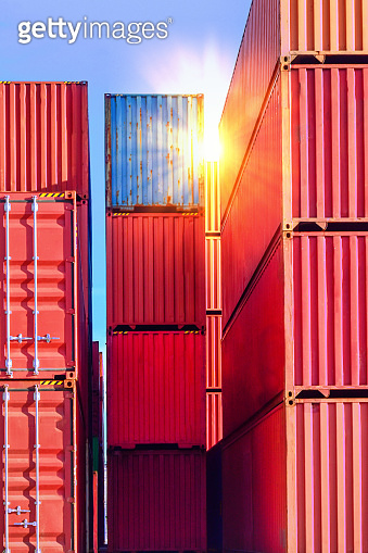 Containers stack inside container yard, Container handling. 이미지 (1253588995) - 게티이미지뱅크