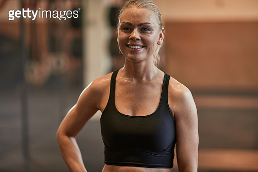 Smiling young woman sweating after a gym workout session 이미지 ...