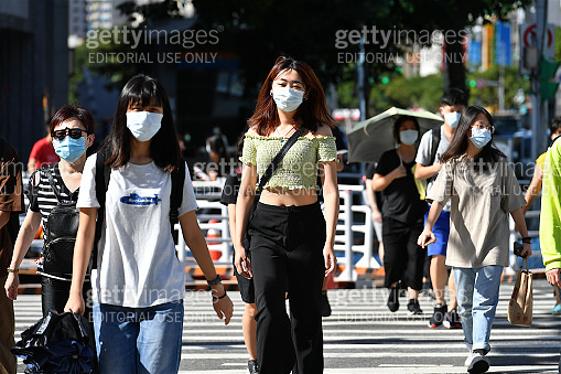 People wearing protective face masks, Taipei, Taiwan. 이미지 (1250360424 ...