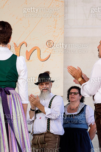Folk dances of Styrian men and women in bright traditional dresses. 이미지 ...