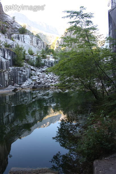 small natural lake inside a marble quarry in mountain in apuan alps 이미지 ...