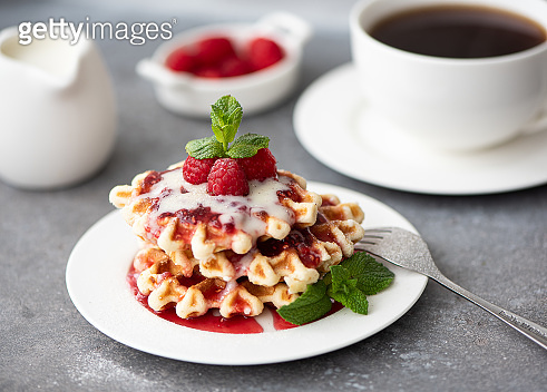 round waffles with sauce, raspberries and mint leaves (1286010470) - 게티 ...