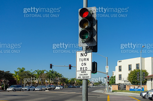 No Turn On Red street sign with a red traffic light 이미지 (1281311707 ...