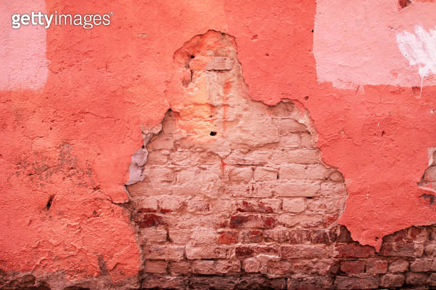 Decrepit brick wall with falling plaster (1213224870) - 게티이미지뱅크