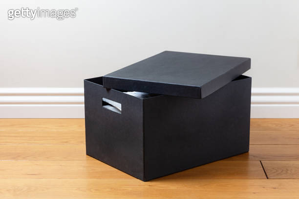 Black box with ajar lid on the floor (1205510423) - 게티이미지뱅크