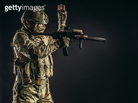 soldier counting, expect shooting from weapon (1226340428) - 게티이미지뱅크