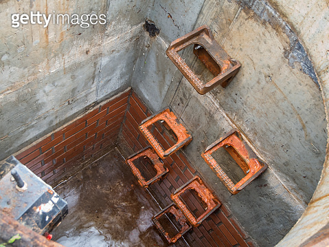 Open water meter shaft in Berlin (1205499060) - 게티이미지뱅크