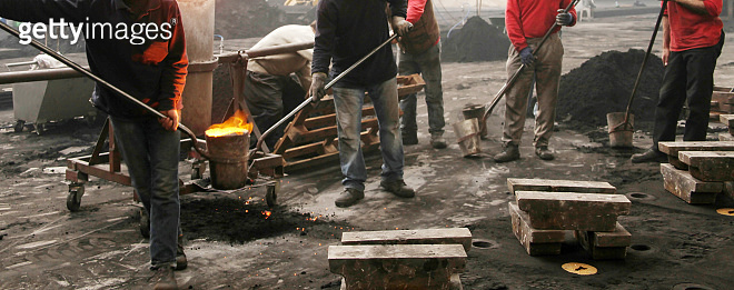 Workers at the casting factory 이미지 (1257936832) - 게티이미지뱅크