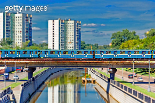Moscow subway train on the bridge across the Yauza River 이미지 ...