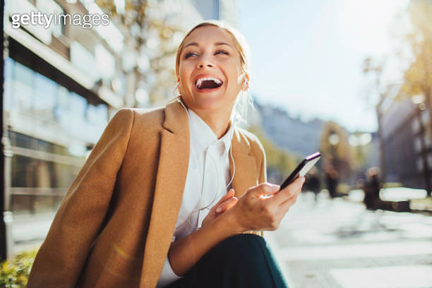 The look of joy when you see your friends 이미지 (1264579614) - 게티이미지뱅크