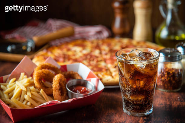 ice cold cola with pizza and french fries 이미지 (1249087386) - 게티이미지뱅크